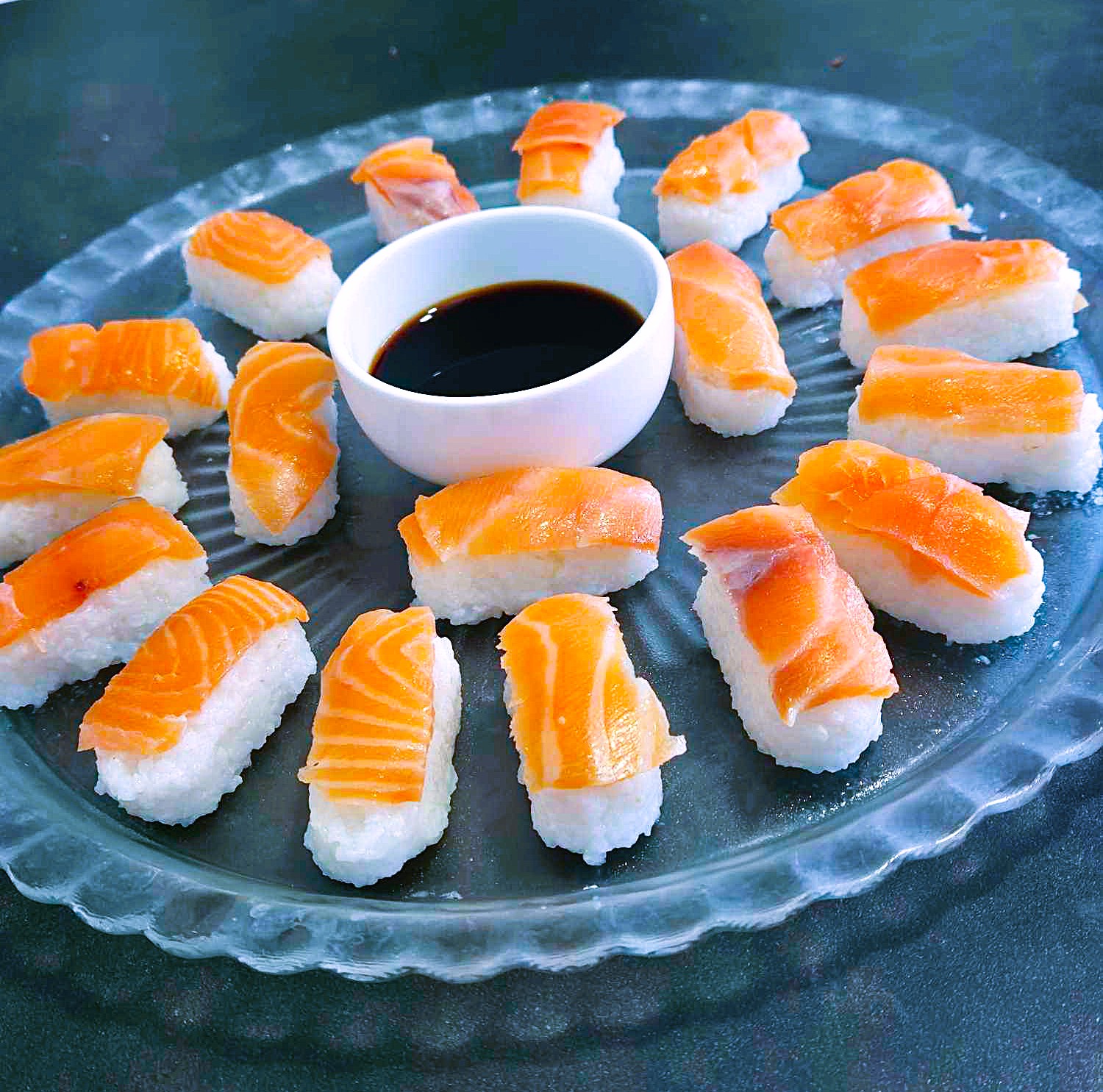 Sushis au saumon, pour un apéro entre amis - Les Food'Amour